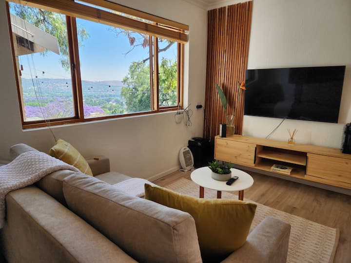 Stylish & Serene, City Skyline Views - Johannesburg