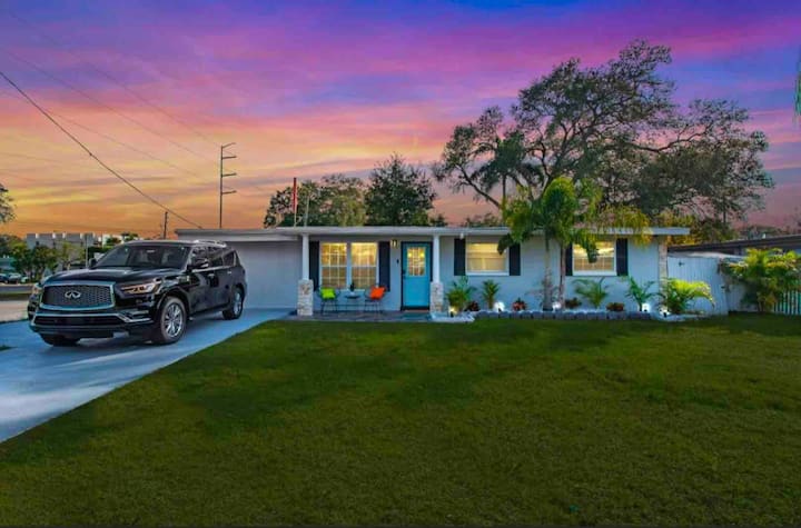 Funky Modern Clearwater Oasis W Heated Pool & Bar! - Clearwater, FL