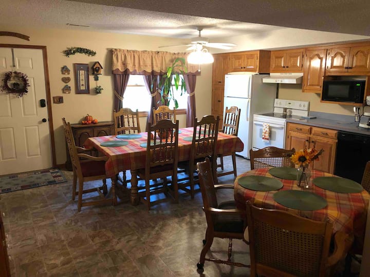 Lovely Hill View Getaway - Jefferson City, MO