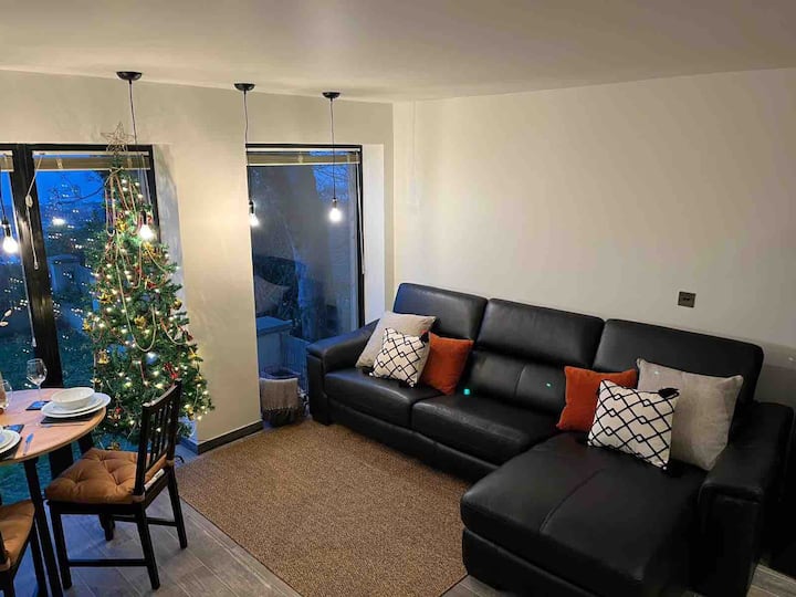 The Elijah Cave- Studio With Hot Tub And Sea View. - Swansea