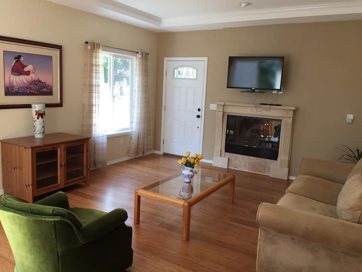 Spacious, Beautiful Home At Convenient Location - ベルビュー, WA