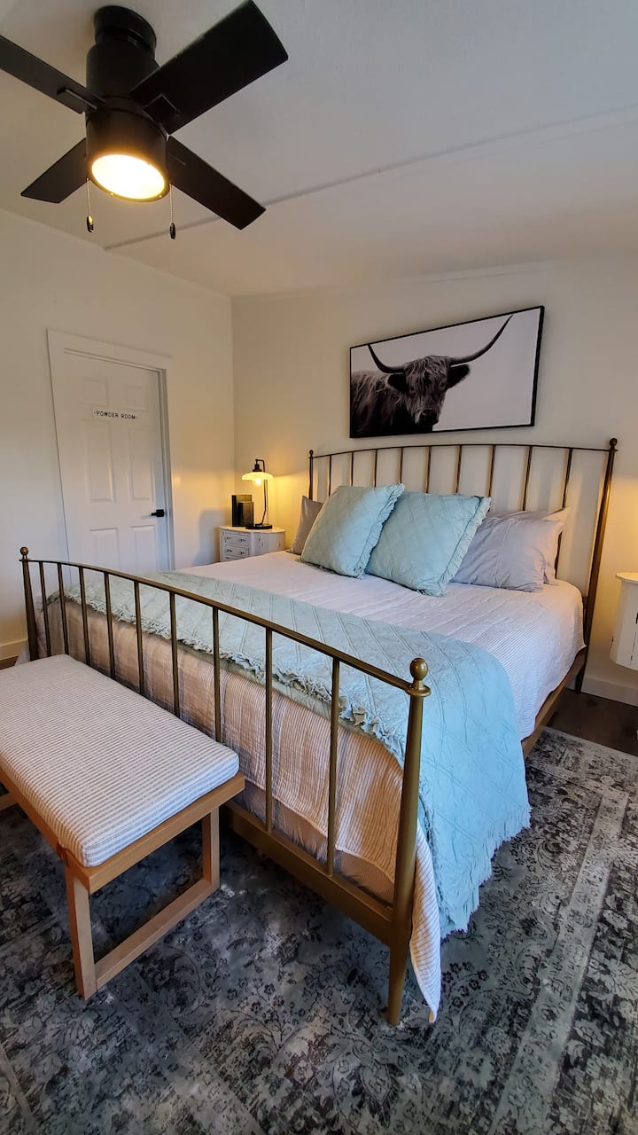 King Bed Suite. Internet, Coffee, Snacks,  Wlife - Cedar Creek, TX