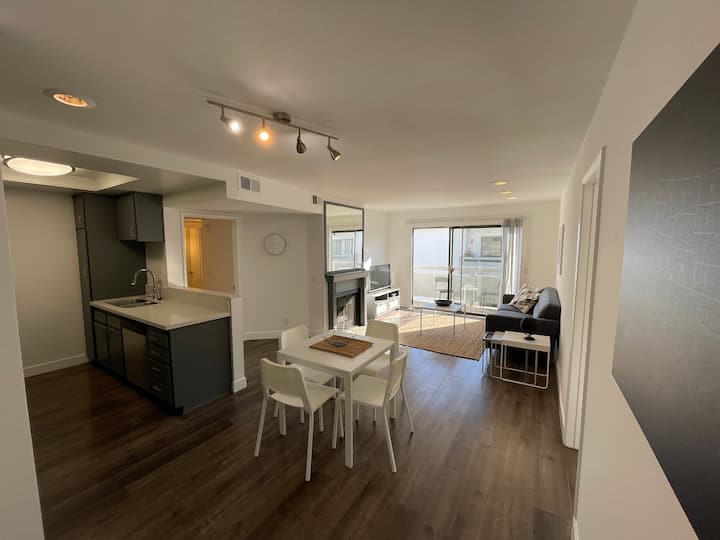 Modern 2bd/2ba With Balcony, Pool/jacuzzi, Gym! - West Hollywood