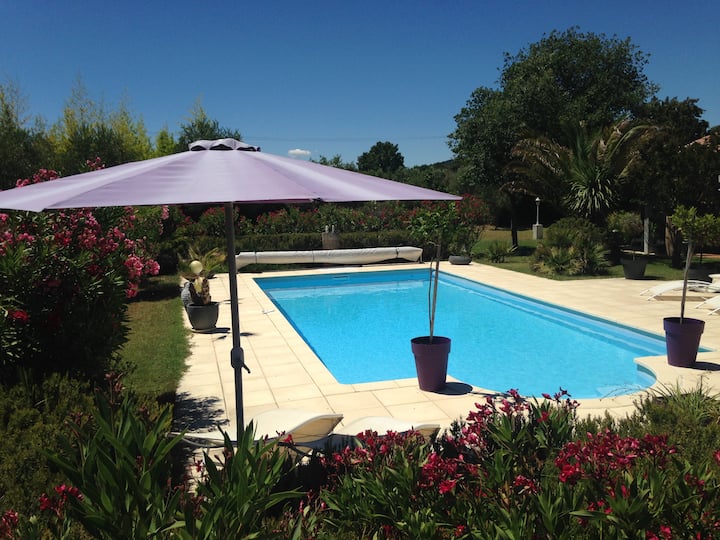 Chambre-petit Déj-clim-sdd-piscine-terrasses - Draguignan