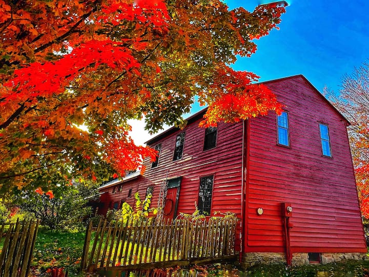 Hepburn Demille Estate- Historic Hobby Farm - Prince Edward