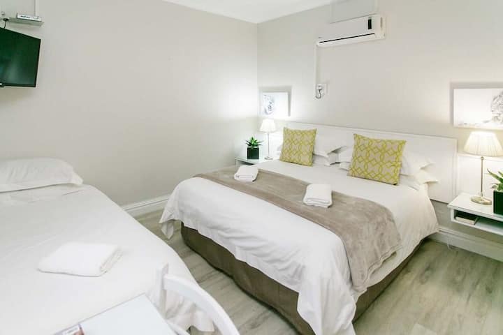 Wagon Wheel Deluxe Room Queen Bed + Single  Bed - Beaufort West