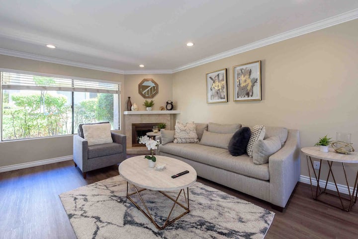 Entire Townhouse! Pool, Jacuzzi Quiet Neighborhood - San Diego, CA