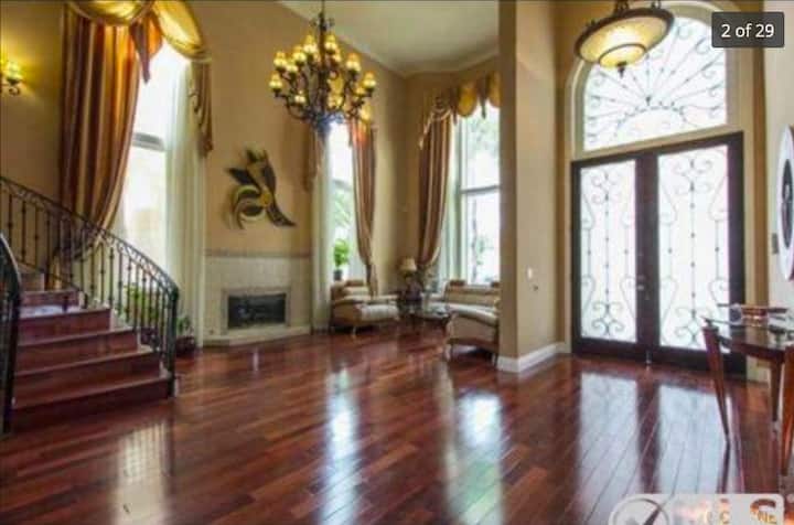 Spacious Comfortable House With Salt Water Pool - Sugar Rush, Canoga Park
