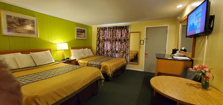 Room With Two Queen Beds In Lake George - Lake George, NY