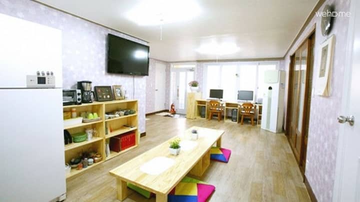 Jj Guesthouse-whole Floor
(6people Up To 12people) - Seoul