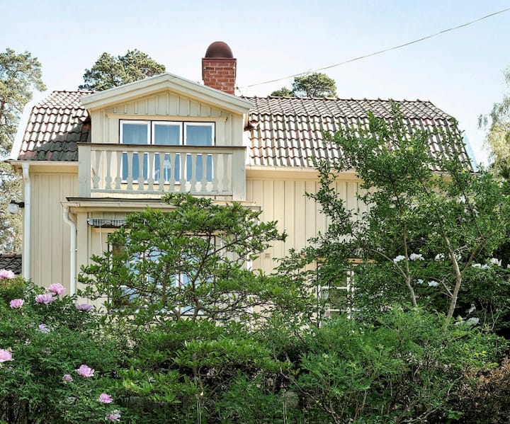 Charming Villa With A Big Garden - Sollentuna