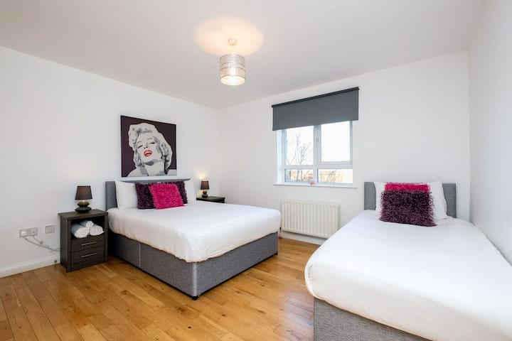 ☘️ Modern Corner Suite 2 Bed 2 Bath Great Views ☘️ - Belfast