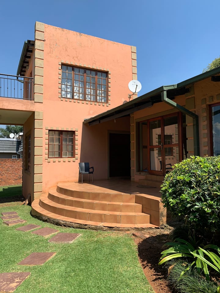 Chesterfield Guest House In Hartebeesport Dam - Hartbeespoort