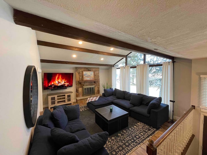 King Bed | Private Garage | Full Kitchen | 75in Tv - Sandy, UT