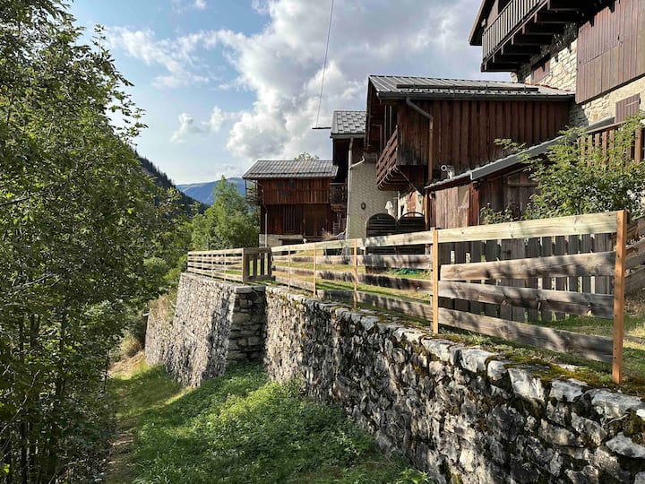 Chalet De Montagne Avec Deux Granges Et Un Jardin - Champagny-en-Vanoise