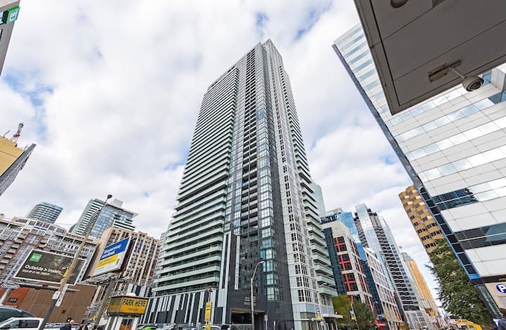 Across Street From Cn Tower,rogers,aquarium,mtcc! - Toronto