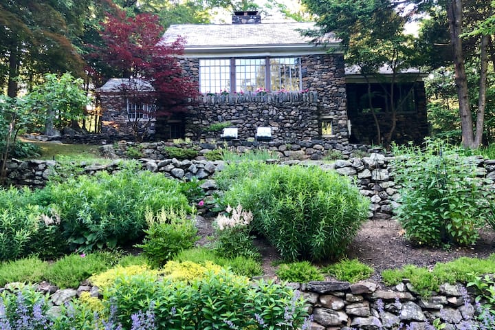 "Happy Stones" 2br/1b Cottage 60 Miles From Nyc - Connecticut