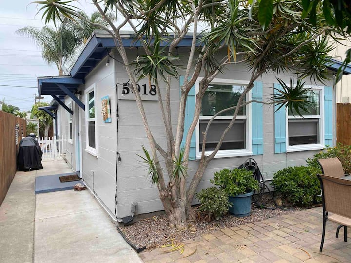 Twin Beach Bungalow#2-king Bed, Designated Parking - San Diego, CA