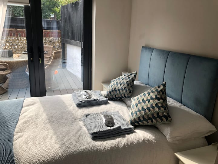 Brighton Stylish Bedroom + Ensuite & Private Patio - Hove
