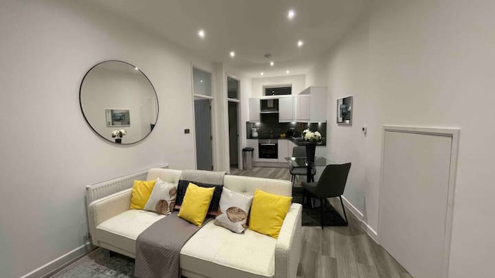 Newly Refurbished Designer 2br W/ Free Parking - Staines-upon-Thames