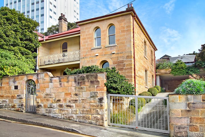 Premium Couples Retreat  - Historical Stone House - North Sydney
