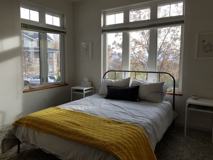 Spacious & Quiet 3 Bdrm, 2.5 Bath Home With Views! - Springville, UT