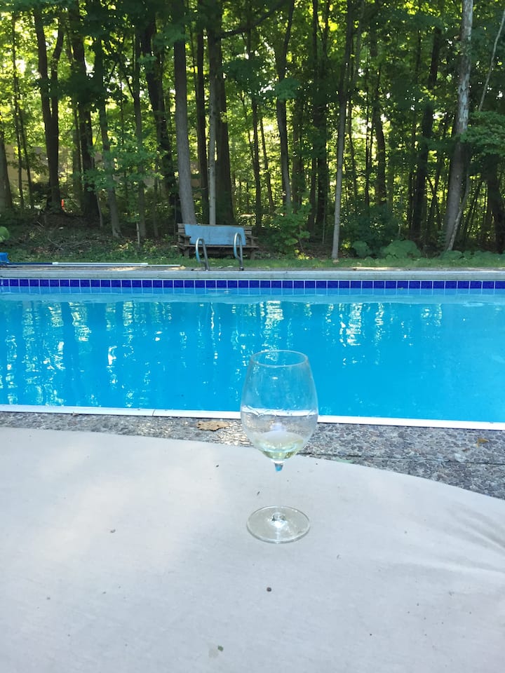 Peaceful, Spacious, Wooded Get Away - Zionsville, IN