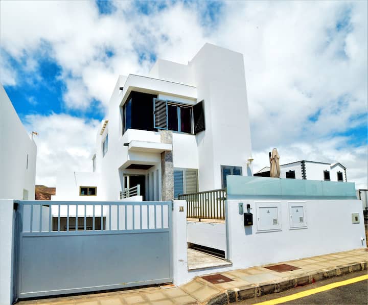 Villa Evita Arrieta + Gay Friendly & Free Wifi + - La Graciosa