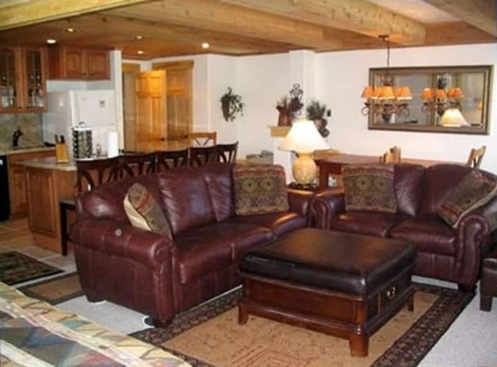 Near Main St. - Pool, Hot Tubs, Trails| Sleeps 8 - Breckenridge, CO