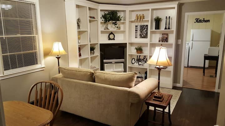 Cool Two-bedroom Cottage In E Nashville - Nashville, IN