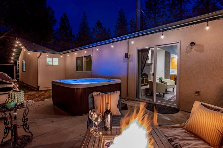Mountain Cabin: Game Room, Hot Tub, Sleeps 17 - Yosemite National Park, CA