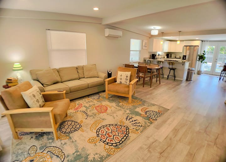 Bright Bungalow Near Downtown, Siesta & St Armands - Sarasota, FL