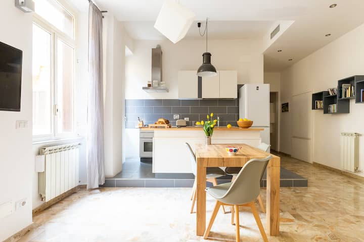 Silence Next To The Colosseum - Rom