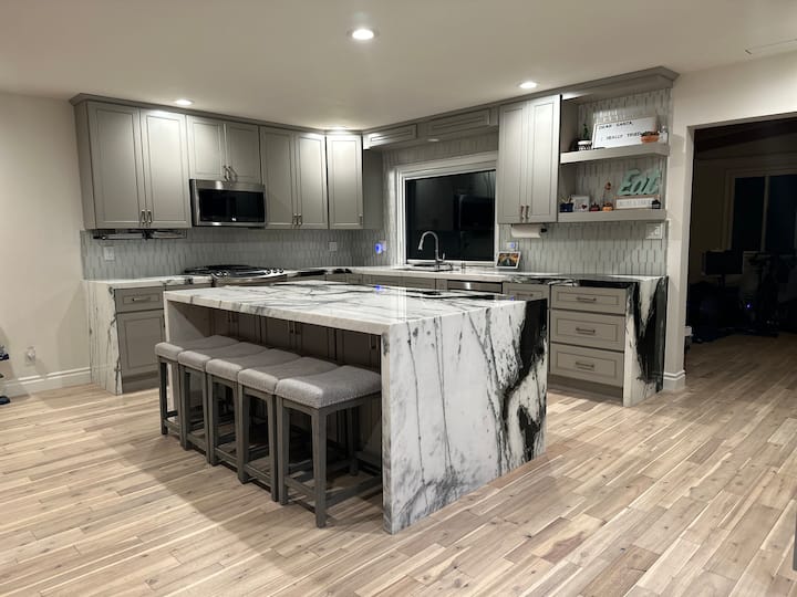 End Of Summer Sale! Near Disneyland And Beaches! - Long Beach, CA
