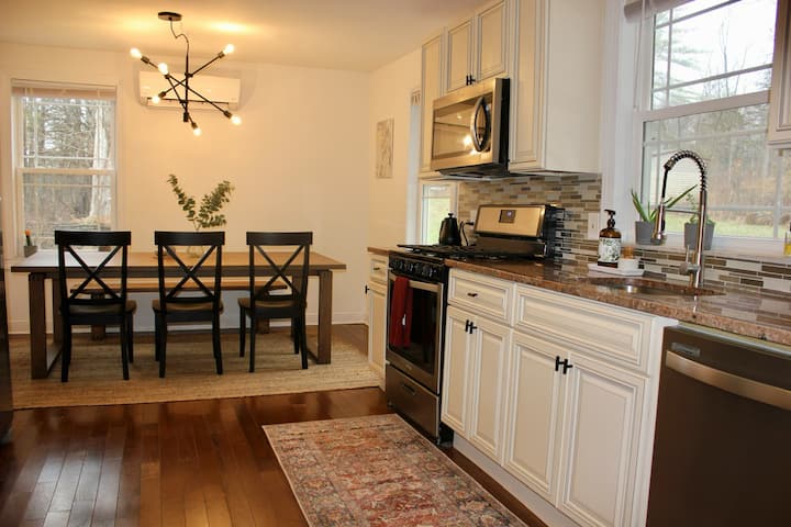 Cozy And Convenient Home In New Paltz With Yard - New Paltz, NY