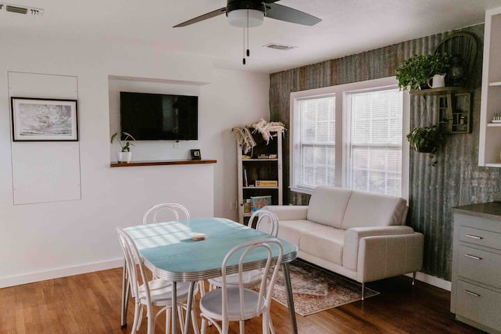 Johnson City Guesthouse - Johnson City, TX