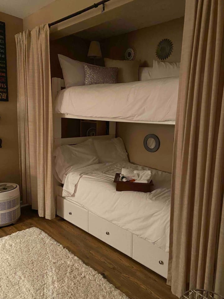 Bed & Breakfast
(1st. Bedroom Suite) - Davidson, NC