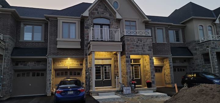 Luxury Brandnew, Modern 3 Bed 2.5bth Townhome, D38 - Milton