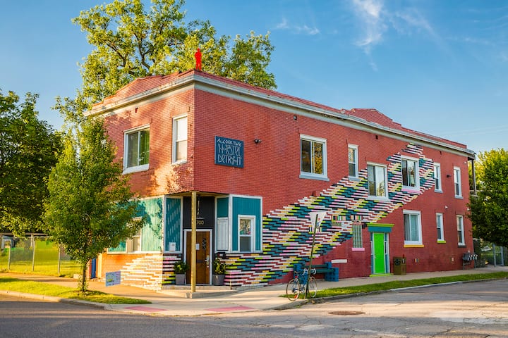 Apt @ Hostel Detroit Near Downtown *Sleep 16* - Detroit, MI