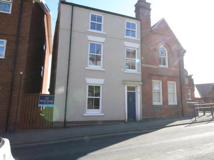 200 Year Old Large Townhouse With Sea Views - Scarborough