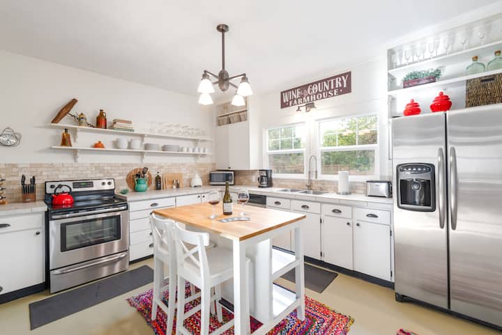 Location! Historic Downtown Wine Country Farmhouse - McMinnville, OR