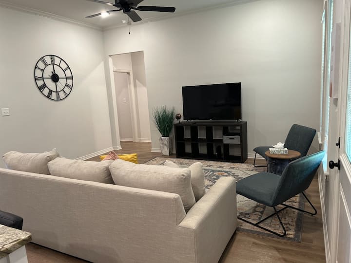 Stay Tyler @ ÁLamo2/newmo- Sleeps 9-great Location - Tyler, TX