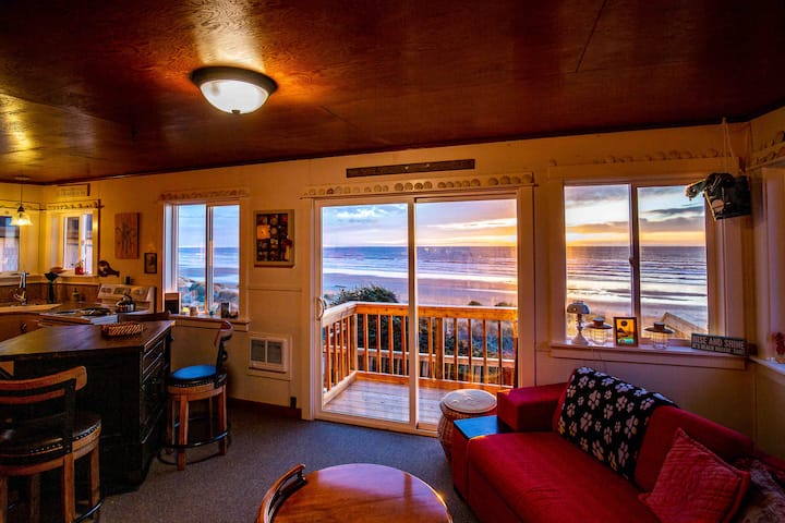 Octopus’ Garden, A Retro Oceanfront Cottage - Oregon