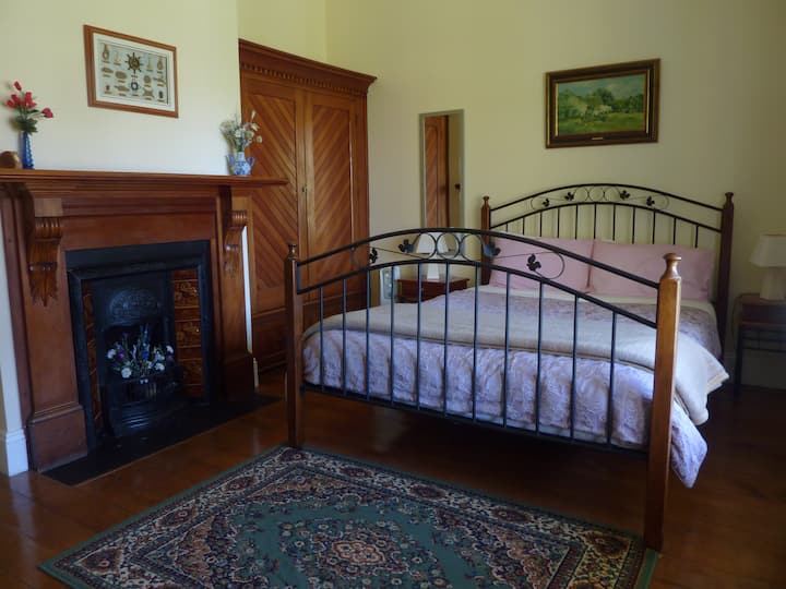 Halfmoon Cottage At The Head Of Akaroa Harbour. - Akaroa