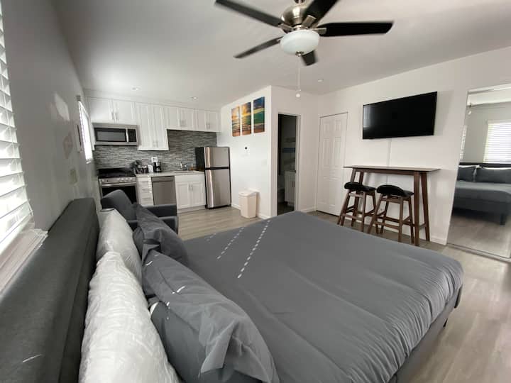 Remodeled Studio 2 Blocks From The Bay!! (#308) - San Diego