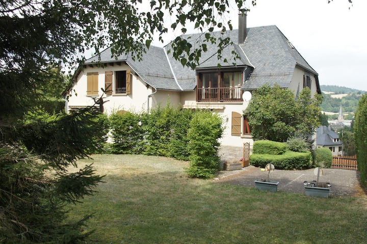 Grand Appartement 4* Calme, Proche Commerces - Besse en Chandesse