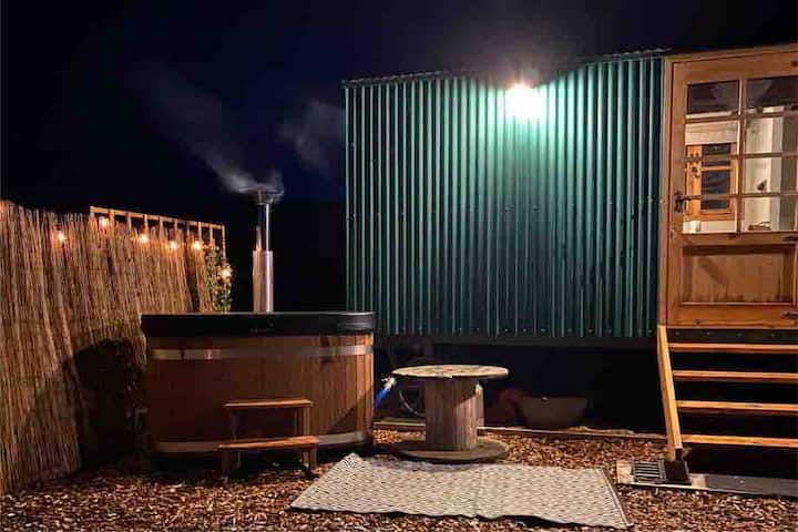 Cosy Shepherd’s Hut No1 With Hot Tub & View - Oakham