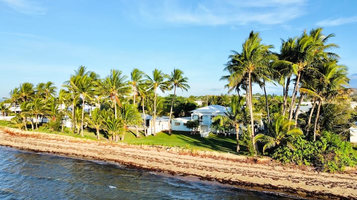 Absolute Beachfront Sleeps 7 Bowen Beach House - Bowen