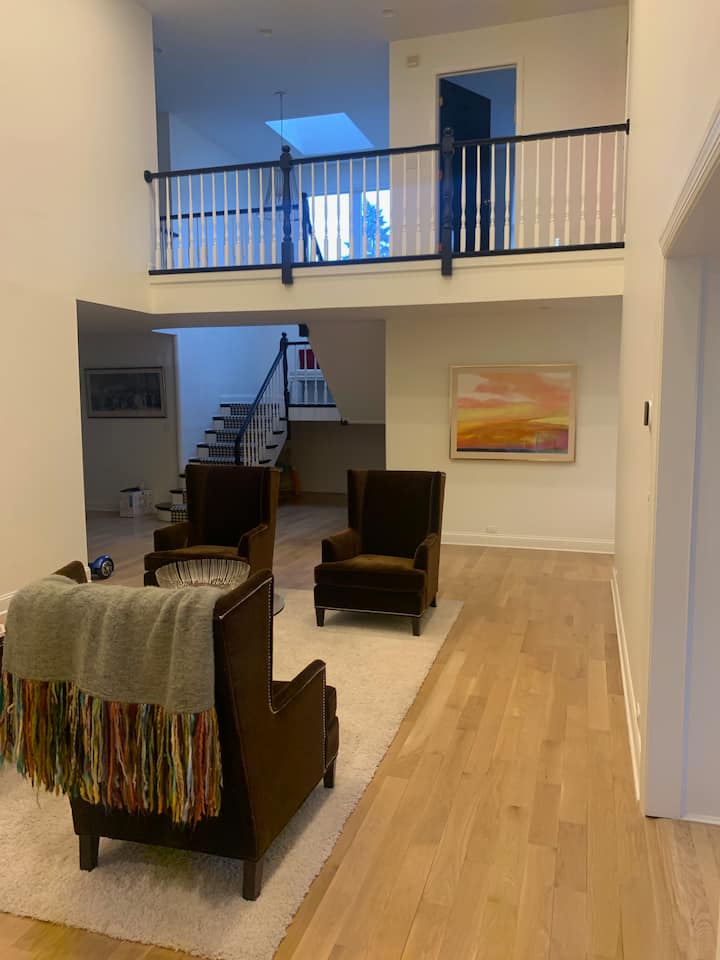 Beautiful Spacious House In Lincolnwood. - Evanston, IL