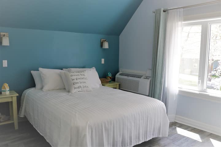 Suzanne Queen Suite (Silver Lining Inn) - Cape Breton Island